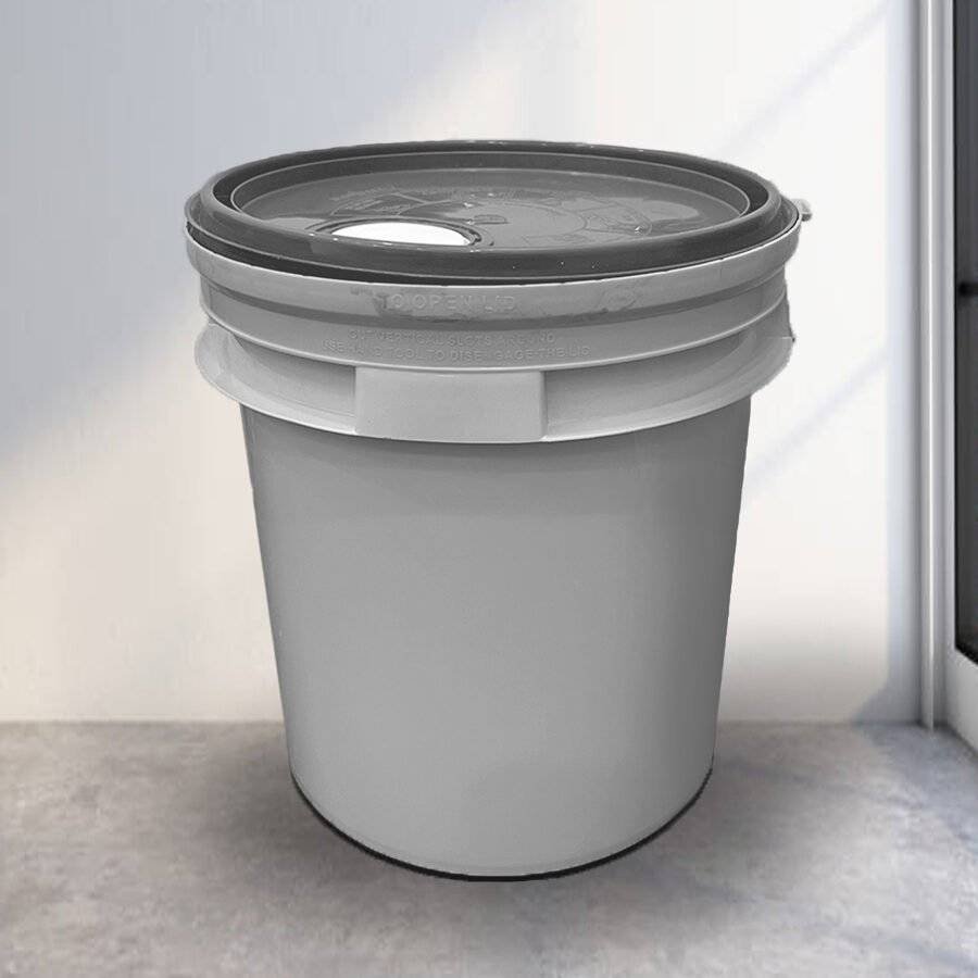 Affordable Lubricant Oil Bucket with Spout 10LTR